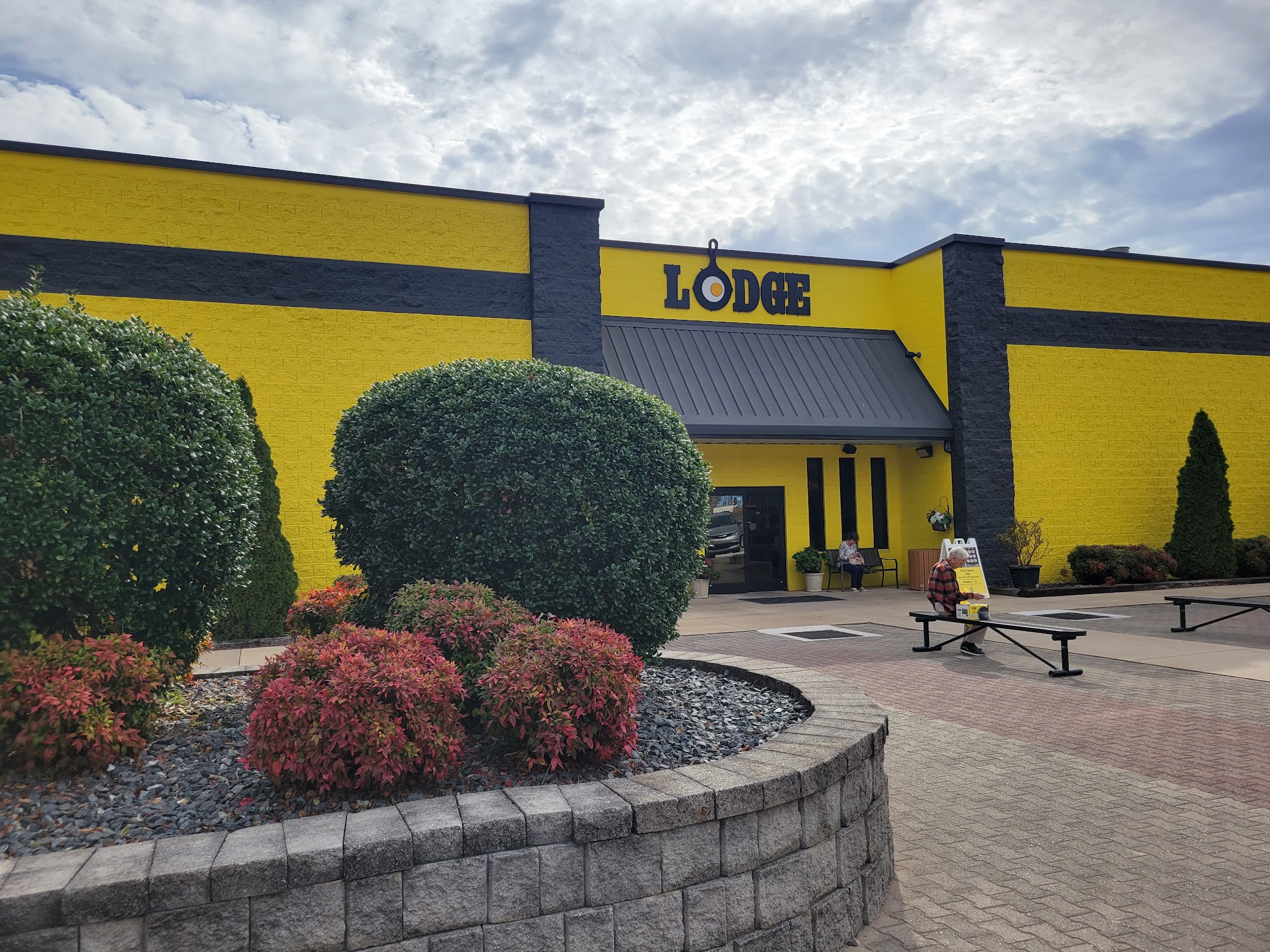 LODGE FACTORY STORE - South Pittsburg TN - Hours, Directions, Reviews ...